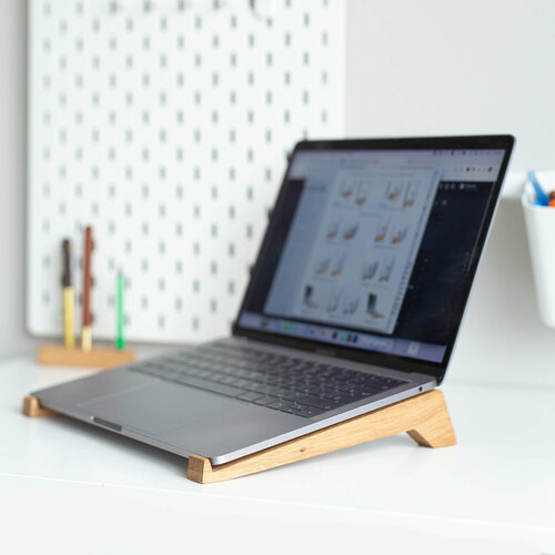 Подставка для ноутбука из дерева (дуб). Правильная осанка при работе. Охлаждает ваш ноутбук при высоких нагрузках на процессор.
