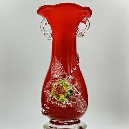 Миниатюрная ваза красного цвета , украшенная лепным декором в виде цветка