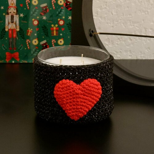 Ароматическая свеча с вязаным узором "Сердце" с запахом Пачули в стеклянной прозрачной банке, черная