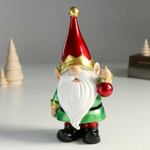Сувенир полистоун "Дед Мороз в колпаке, с новогодним шариком" 8х9.5х21 см