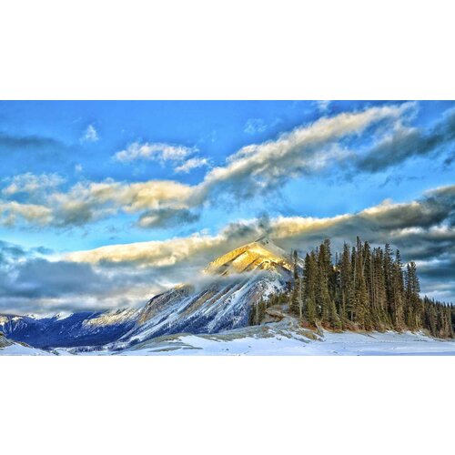 Картина на холсте 60x110 Альянс Лес "Небо деревья снег озеро горы" на подрамнике / интерьер/ декор