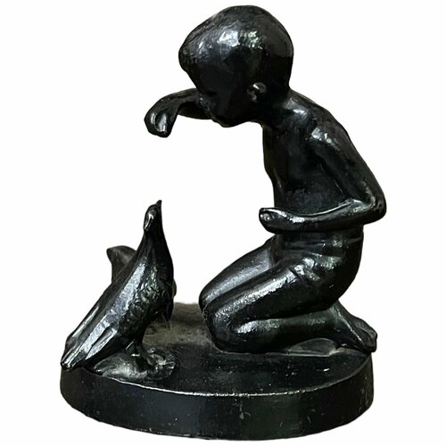 Чугунная статуэтка "Мальчик с голубями" 1977 г. Касли, СССР