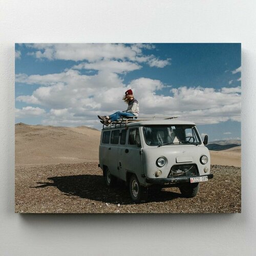 Интерьерная картина на холсте "Женщина сидит на крыше автомобиля в пустыне - УАЗ-452 Буханка" размер 30x22 см