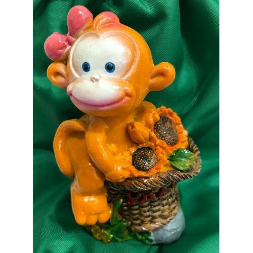 Сувенир обезьянка в корзине