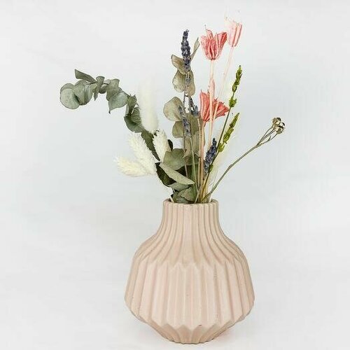 Нежно розовая ваза
