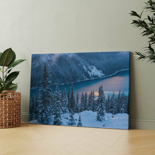 Картина на холсте "Вид на озеро, окруженное заснеженными деревьями" 30x40 см. Интерьерная, на стену.