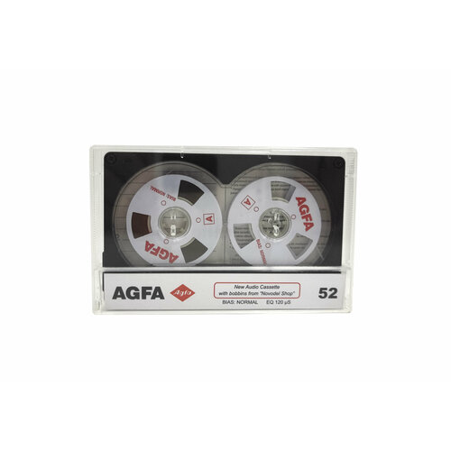 Аудиокассета "AGFA" с белыми боббинками в чёрно-прозрачном корпусе