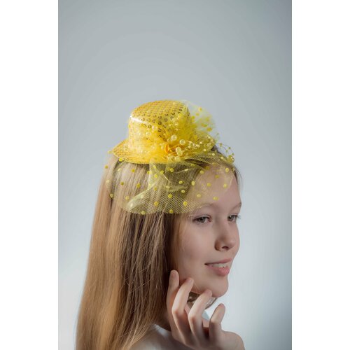 Шляпка на зажиме карнавальная для праздника с пайетками и бусинами желтая