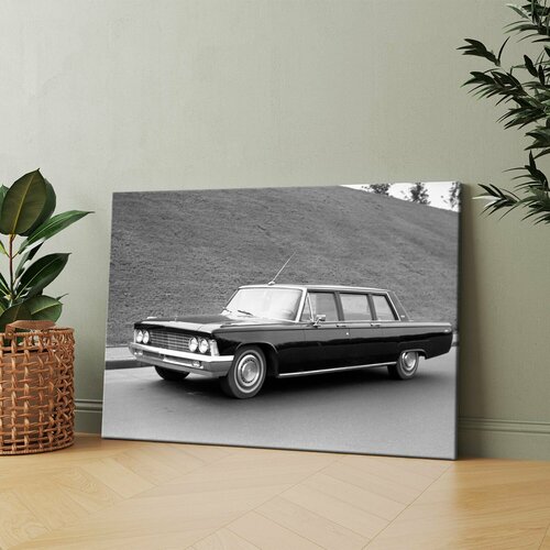 Картина на холсте (черно-белое фото автомобиля(1)) 50x70 см. Интерьерная, на стену.