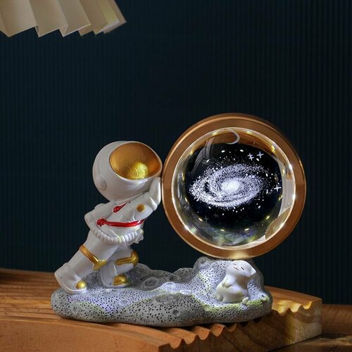 Светильник декоративный "Хрустальный шар" с подсветкой, от USB, шар 8см (большой) на подставке с космонавтом