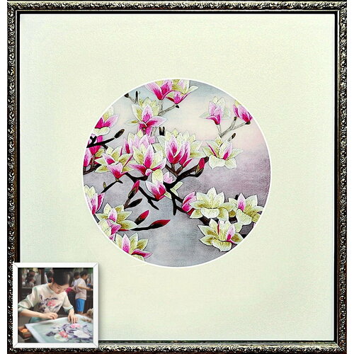 Картина вышитая шелком двусторонняя Роскошь цветущей магнолии ручной работы /см 38х38х3/багет+паспарту