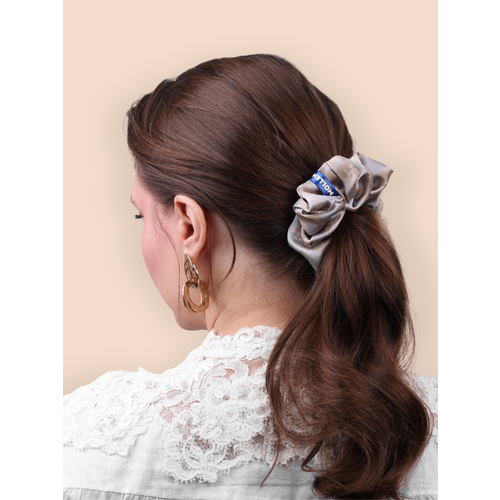 Широкая шелковая резинка для волос "Силуэты" в серо-бежевом цвете от Mollen