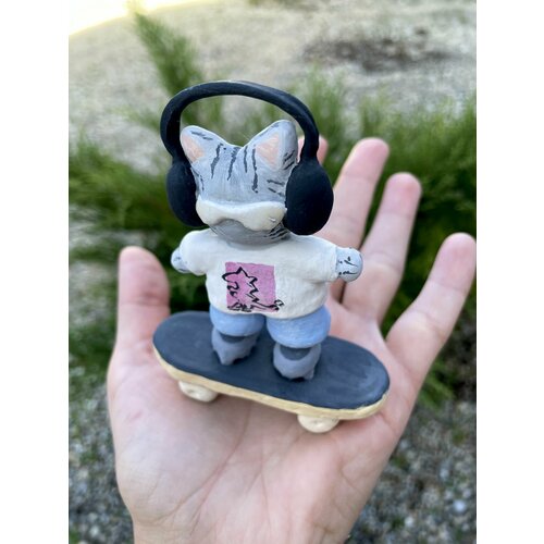 Декоративная фигурка Котик на скейте из глины/настольная фигурка из глины кот на скейтборде
