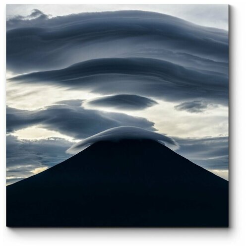 Модульная картина Линейные облака над горой 20x20