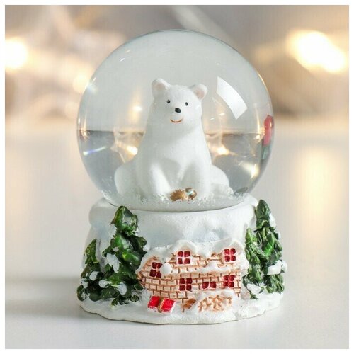 Стеклянный новогодний снежный шар "Белый мишка на крыше дома" 4,5х4,5х6,5 см