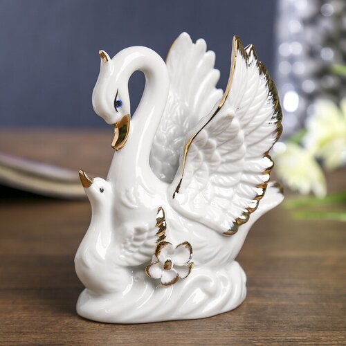 Сувенир керамика "Белая лебедь с малышом" 10,5x9x4,5 см