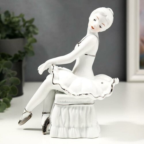 Сувенир керамика "Балерина на пуфике" белый с серебром 18x10x15,5 см