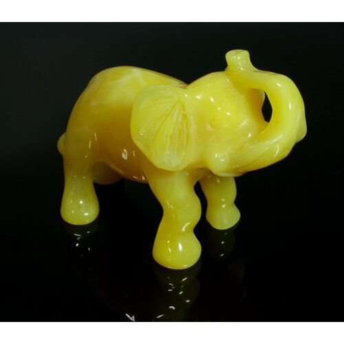 Фигурка декоративная в форме слона из прессованного янтаря.