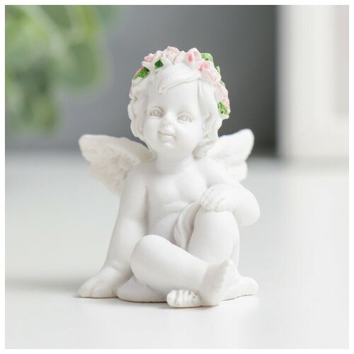 Сувенир полистоун "Белоснежный ангел с венком из роз сидит" 5х3,5х4,3 см