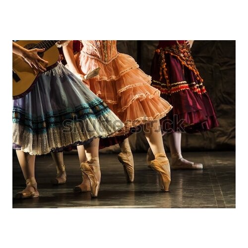 Постер на холсте Танцовщицы в красивых костюмах и балетных туфельках на сцене театра 40см. x 30см.