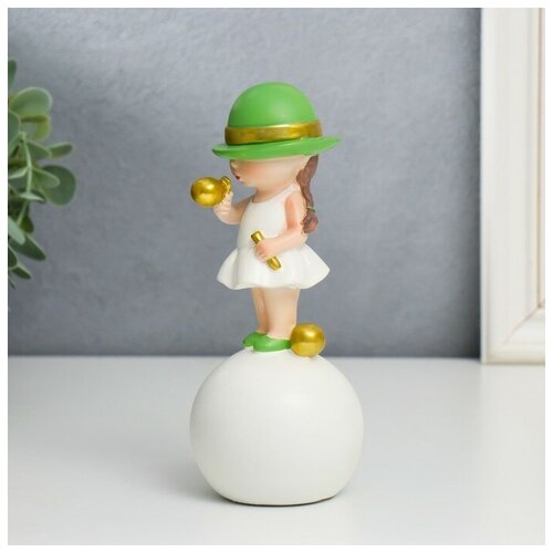 Сувенир полистоун "Малышка в зелёной шляпке, с золотым пузырём на шаре" 16х7х7 см 7314213