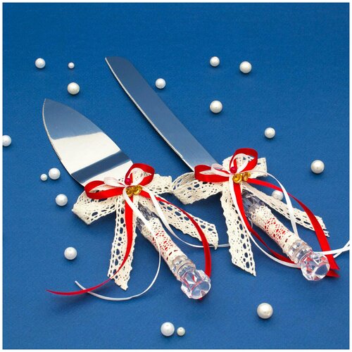 Приборы для свадебного торта "Лесная сказка" с прозрачными ручками, вязаным кружевом айвори, красными атласными лентами