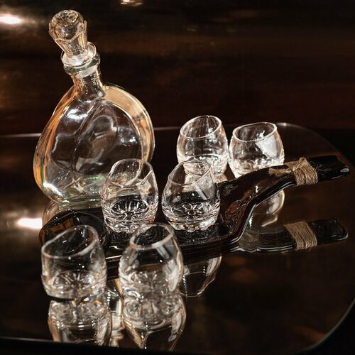 Подарочный набор - шесть стопок (рифл), плоский графин, блюдо (менажница) из коричневой винной бутылки серии Хмельное стекло