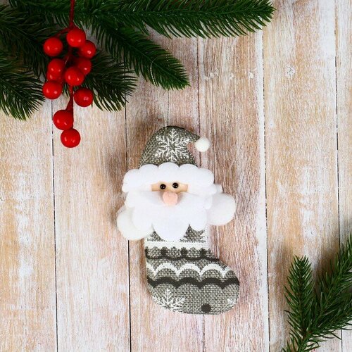 Мягкая подвеска "Дед Мороз в костюмчике с орнаментом лес в носке" 7х13 см, серый