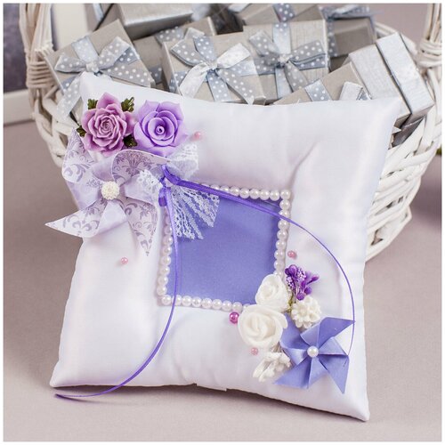 Подушка для колец на свадьбу и бракосочетание в загсе "Сюита" из белого атласа, с сиреневой вставкой, с фиолетовыми розами и лиловыми ветрячками