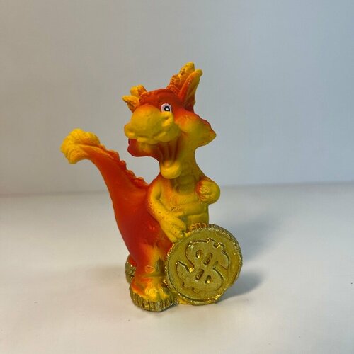 Сувенир полистоун "Рыжий дракон с монетой"
