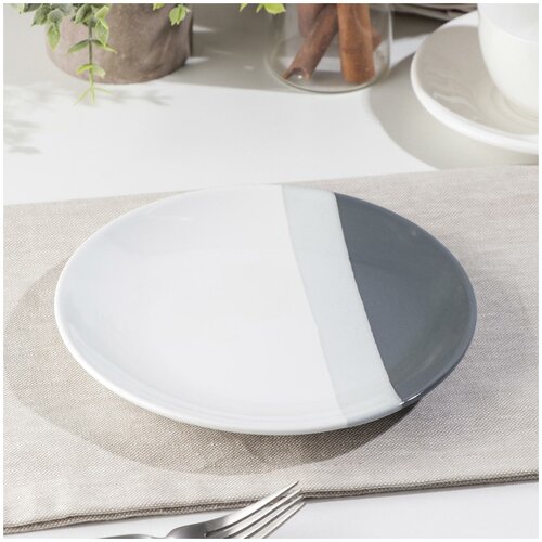 Тарелка белая с серыми полосками, 1 шт, керамика, диаметр 19 см