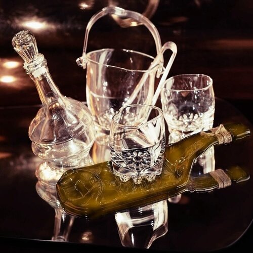 Подарочный набор - Два бокала для виски (гр.), блюдо (менажница) из оливковой винной бутылки, круглый графин, ведерко для льда серии Хмельное стекло