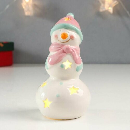 Сувенир керамика, свет Снеговик, розовая шапка и шарф, звёздочки 11,5х6х6 см