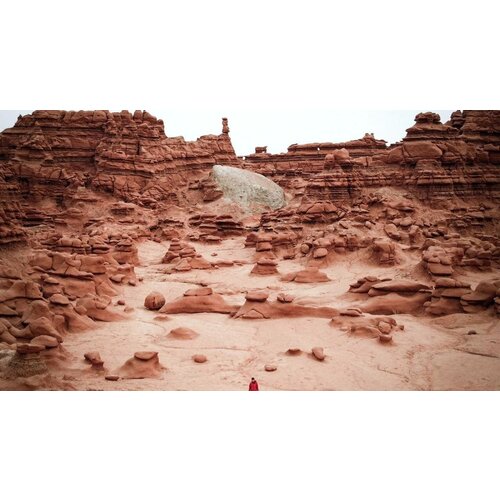 Картина на холсте 60x110 LinxOne "Пустыня Скалы Человек" интерьерная для дома / на стену / на кухню / с подрамником