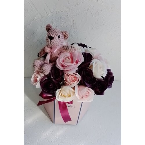 Букет из мыльных цветов, роз с игрушкой Мишка (25 штук). Подарок подруге на День Рождения, Юбилей, Выпускной. Мыльный букет