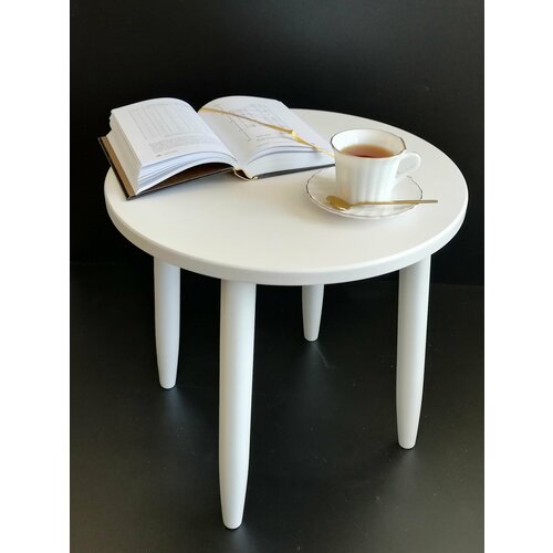Столик, журнальный столик , кофейный, прикроватный, круглый белый. Диаметр 47 см, высота 47 см. Цвет стола: белый и белые крашенные ножки из березы.