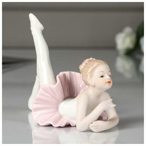 Сувенир керамика "Малышка-балерина в пачке с розовой юбкой тянет ножку" 11х13 5х7 5 см