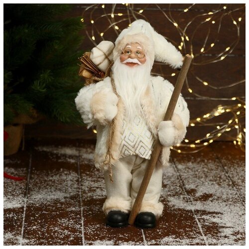Дед Мороз "В белой шубе, кофте ромбик, с посохом и подарками" 16х30 см