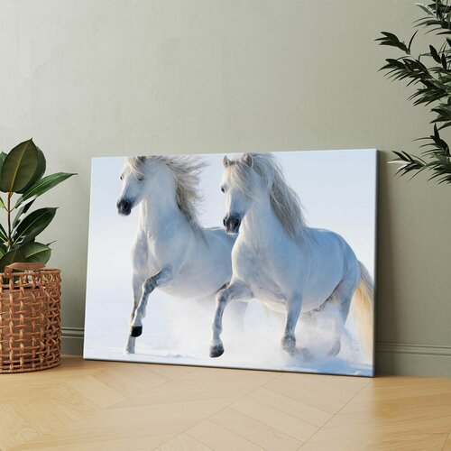 Картина на холсте (Две белые лошади бегут по снегу) 30x40 см. Интерьерная, на стену.