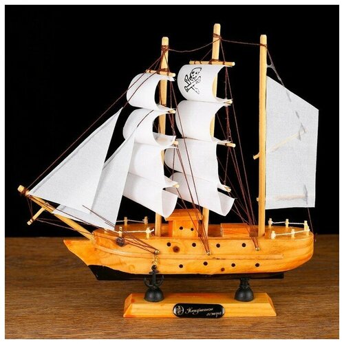 Корабль сувенирный малый "Аляска", борта светлое дерево, паруса белые пиратские, 4,5x23x24 см./В упаковке шт: 1
