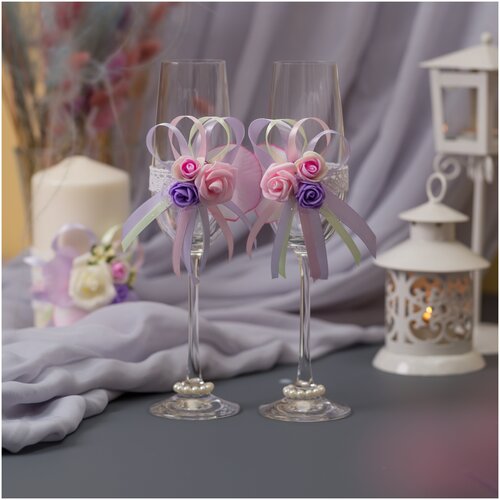 Классические свадебные бокалы для шампанского молодоженов "Пастель" с кружевом, латексными розами и атласными лентами в сиреневых и розовых тонах