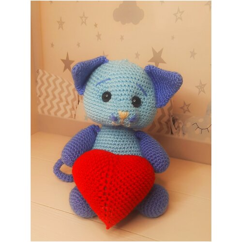 Голубой котенок с сердечком, мягкая, вязаная игрушка ручной работы