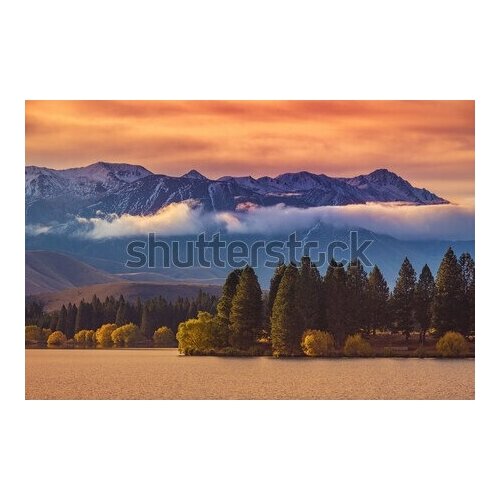 Постер на холсте Фантастический пейзаж с красочным закатным небом, горными вершинами и красивым лесом вдоль озера Текапо на Южном острове Новой Зеландии 45см. x 30см.