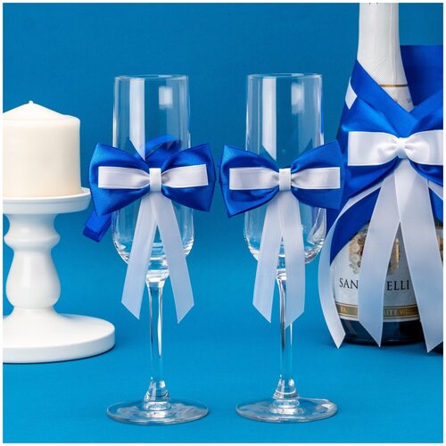 Украшение на свадебные фужеры молодоженов - банты на бокалы из белых и синих атласных лент ручной работы