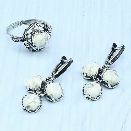 Комплект бижутерии Комплект посеребренных украшений (серьги + кольцо) с кахолонгом: серьги, кольцо, искусственный камень, размер кольца 20.5, белый