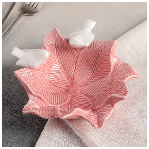 Блюдо керамическое "Голубки на цветке", 16.5x18 см, цвет розовый