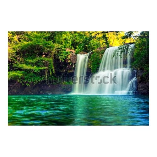 Постер Красивый водопад и изумрудное озеро в тропическом лесу 60см. x 40см.