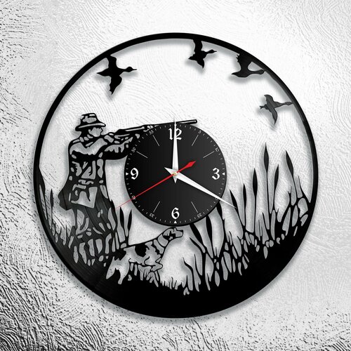 Настенные часы из виниловой пластинки с тематикой охоты/Часы в подарок охотнику
