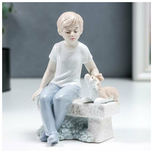 Сувенир керамика "Мальчик на скамеечке с пёсиком" 14 см