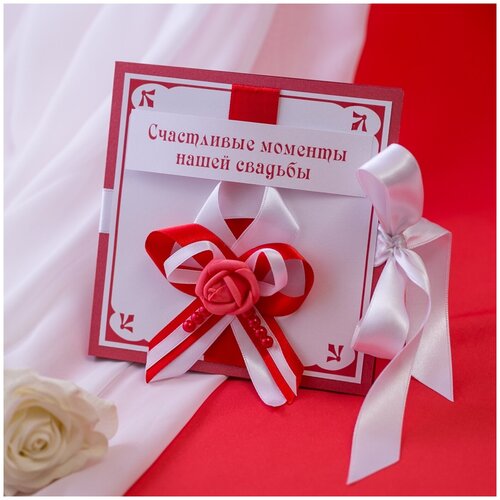 Яркая коробочка для двух CD дисков со свадебными фото и видео "Красный стиль" с двойным бантом из атласа белого и алого оттенков, коралловой розой и жемчужными бусинами
